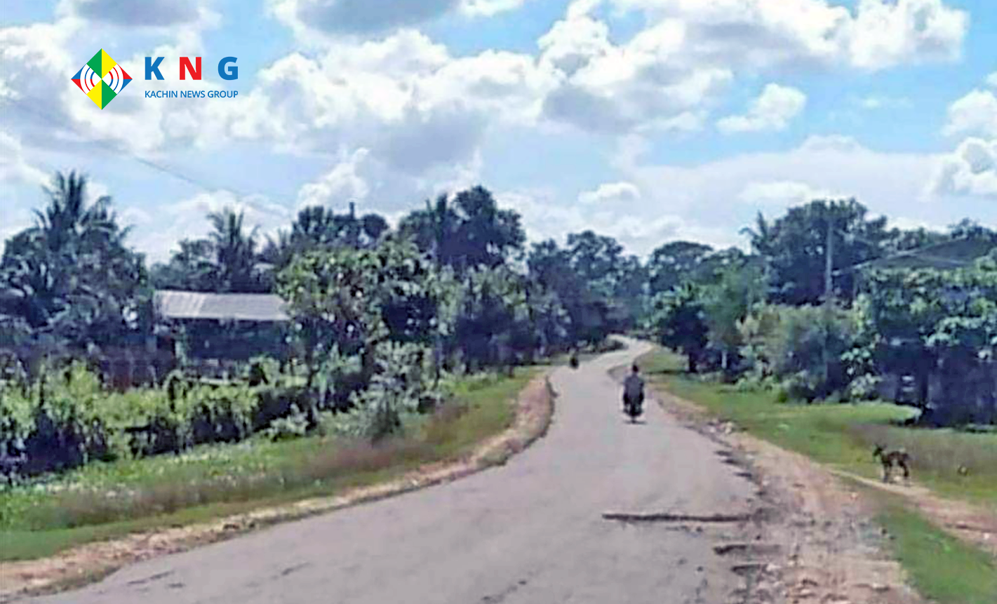 အင်းတော် - ထီးချိုင့်လမ်းပိုင်းမှာ ခရီးသွား ပြည်သူတွေ ၅၀၀ လောက် ပိတ ...