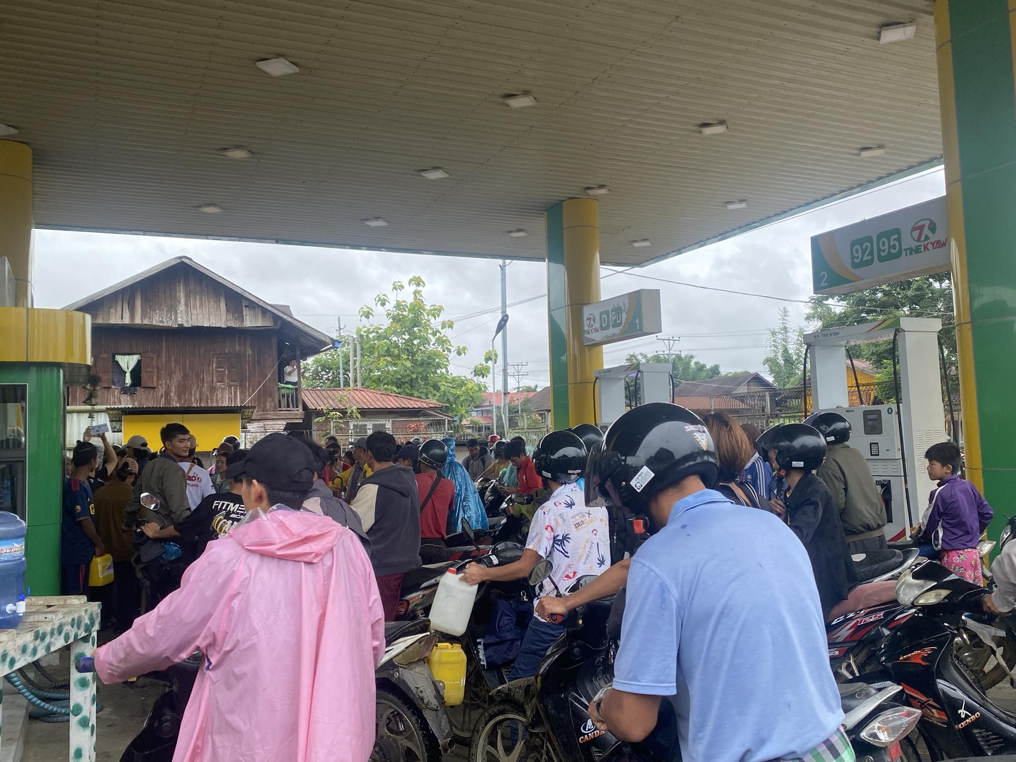 မြစ်ကြီးနားမှာ ဓာတ်ဆီတစ်လီတာ ကျပ်တစ်သောင်းအထိမြင့်တက် - Kachin News ...